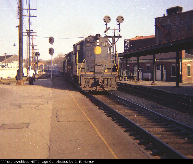 NW 517 brings N&W #3 into the station