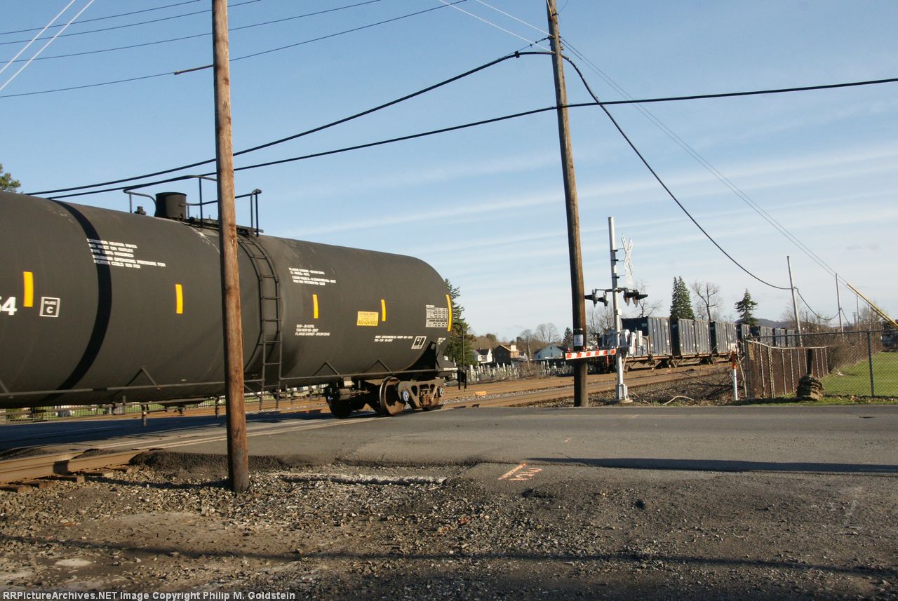 Unk (s/b MSW unit train) and Q418 tails passing.