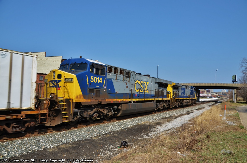 CSX 5014 carries my favorite CSX scheme.