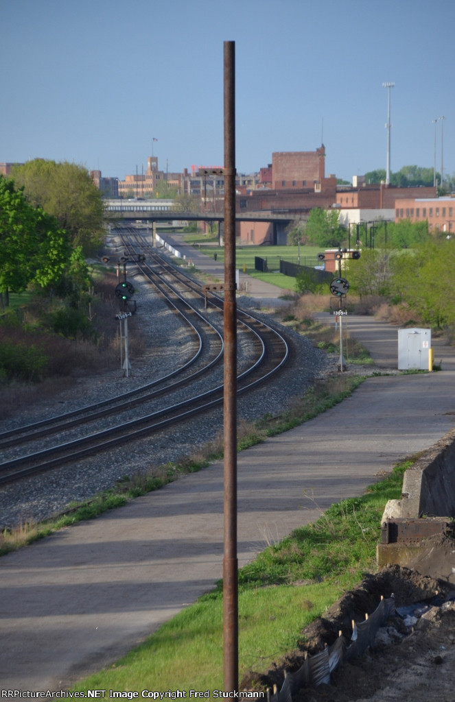 Tell Tale pole splits the uprights.