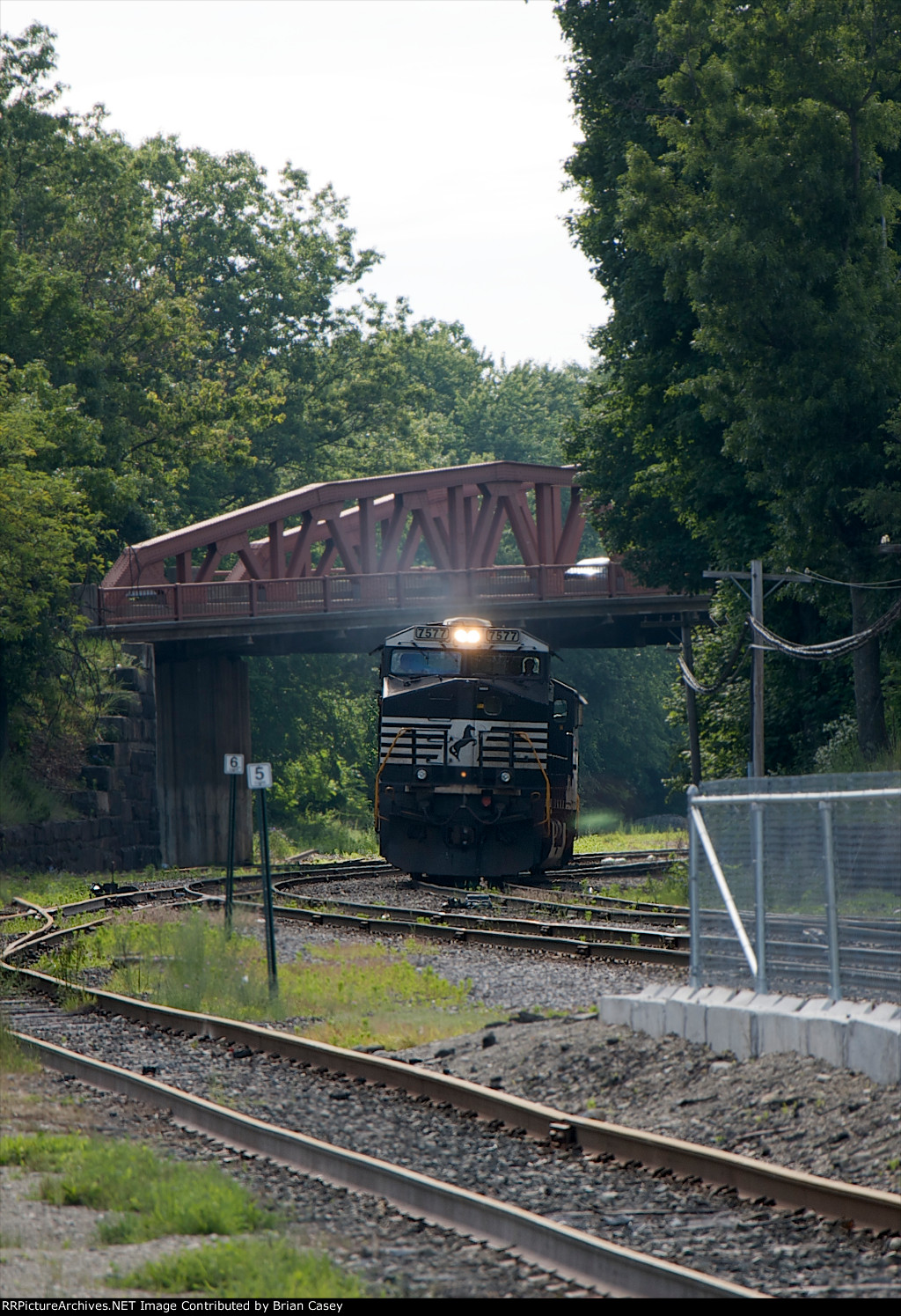NS 7577 Crosses back over the wye before taking the head end of the ...