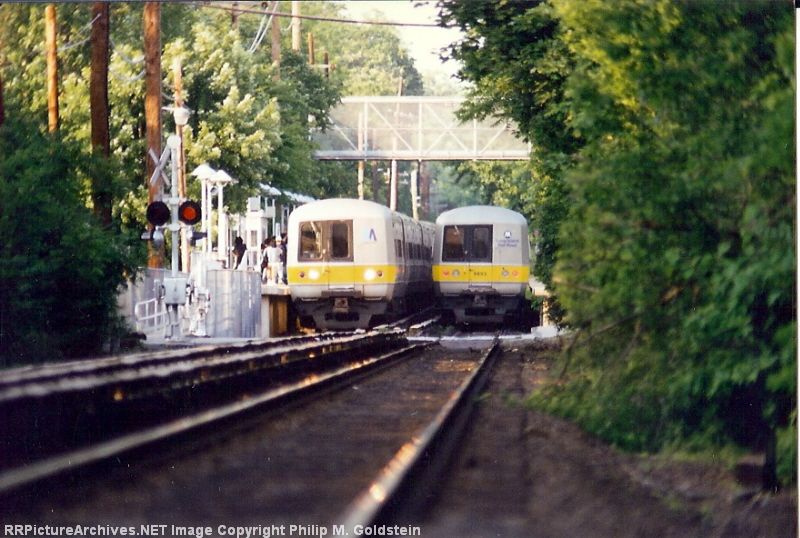 LIRR Budd M1/M3 (wb & eb meet)