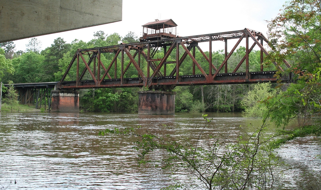Southern swing bridge