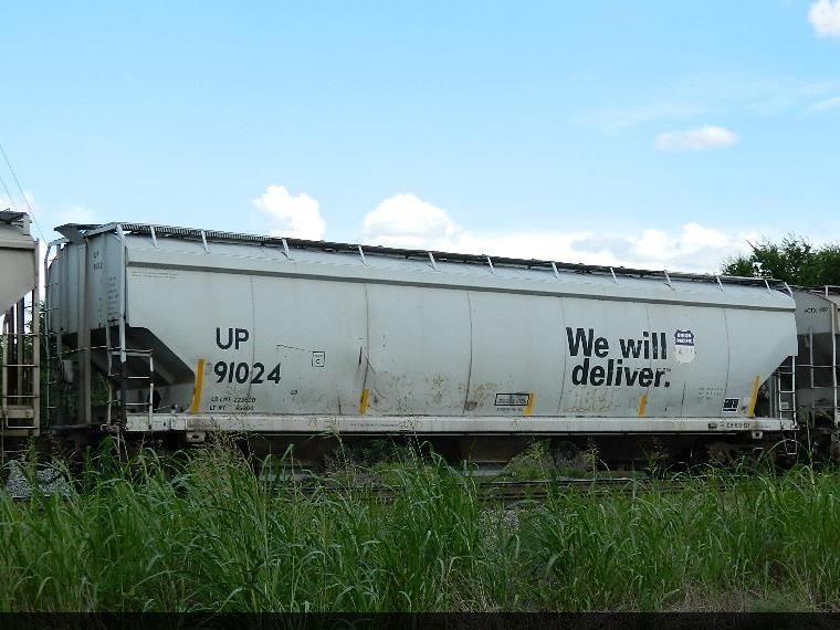 UP 91024 (COVERED HOPPER)