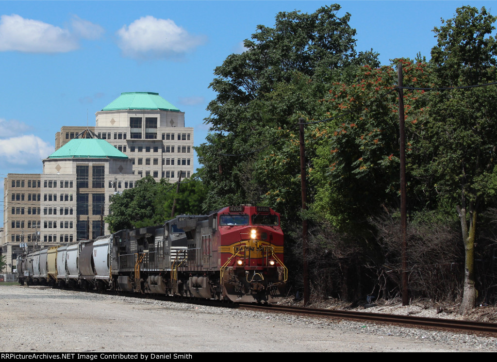 BNSF 4707 leads 40A Grain