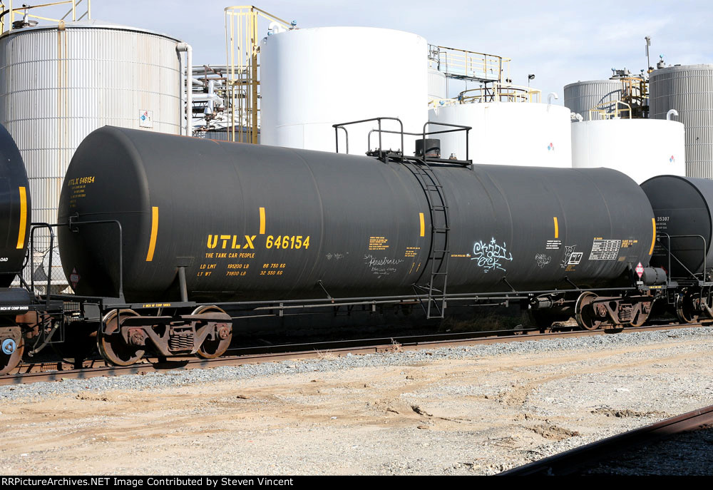 UTLX 646154 UTC tank with UN1866 placard.