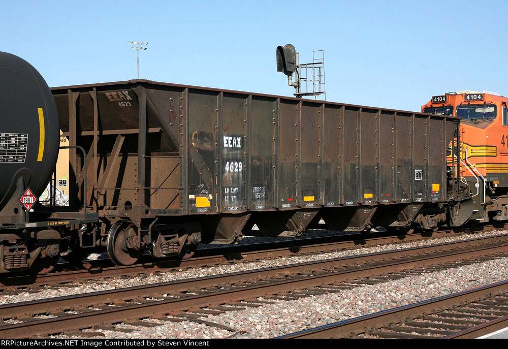 EEAX 4629 is the rear buffer car on an ethanol unit train.