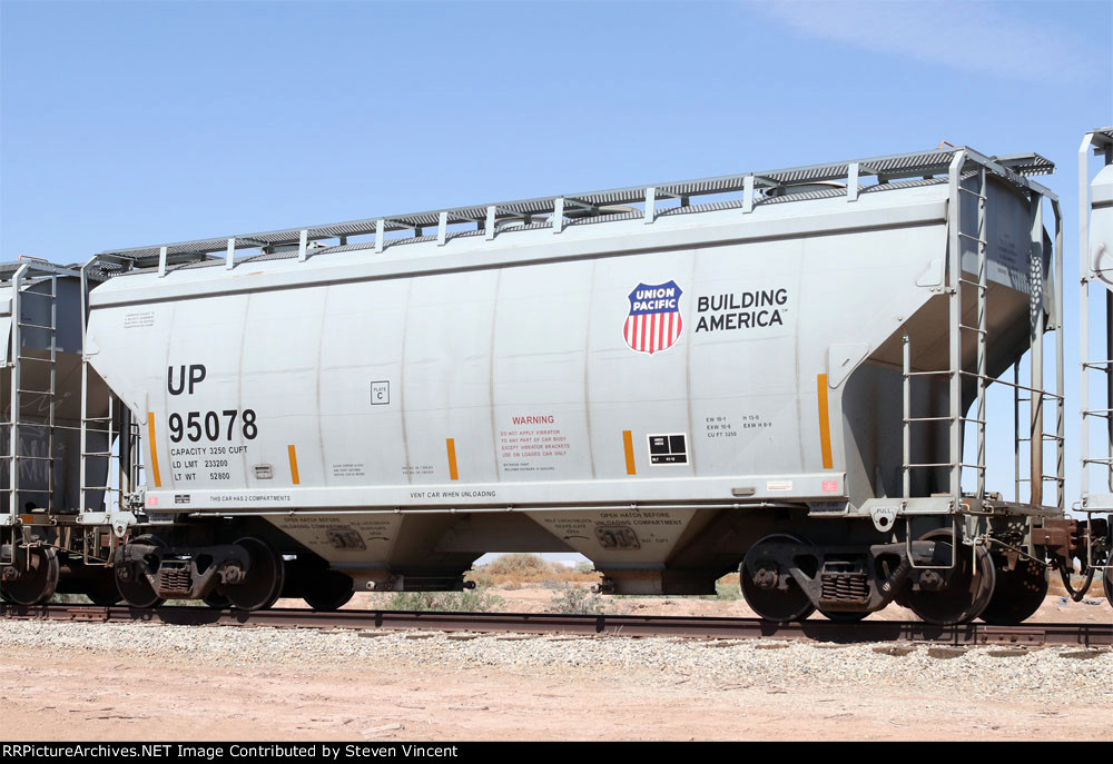 Union Pacific 2 bay 3250 covered hopper #95078
