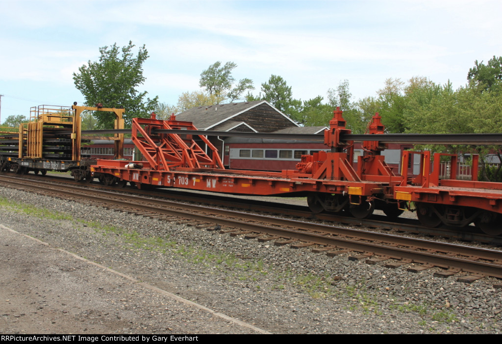 NW 517037 - NS MOW Rail Train