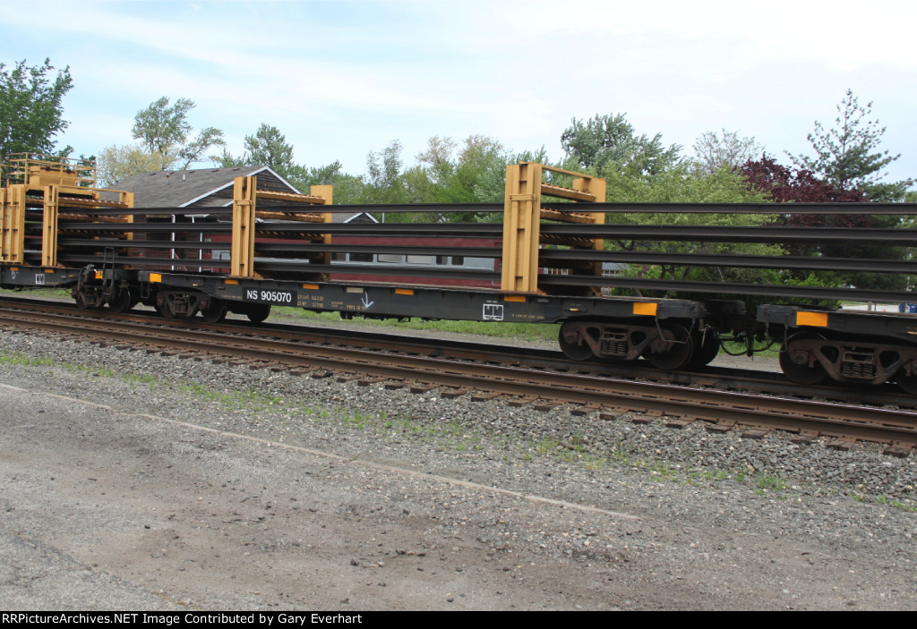 NS 905070 - NS MOW Rail Train