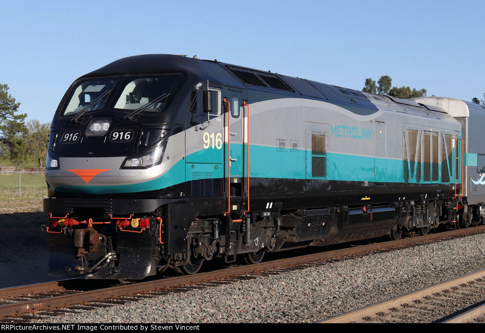 Metrolink F125 #916 leads train #808 to San Bernardino.