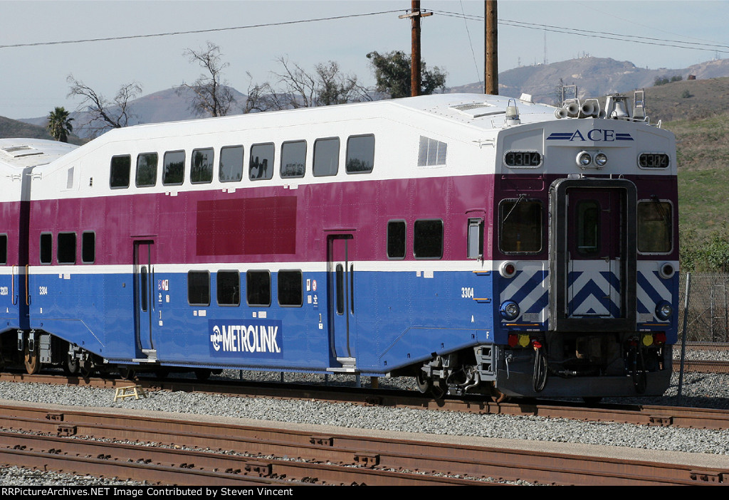 Leased ACE cabcar w Metrolink logos SCAX #3304