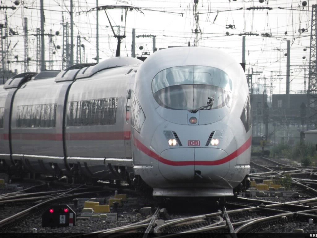 ICE 3 threading its way into Frankfurt Main Station.