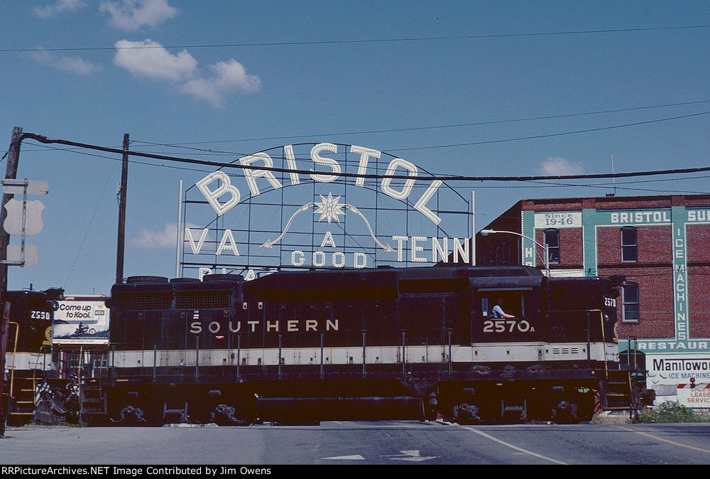Train #185 crosses into Tennessee, headed south.