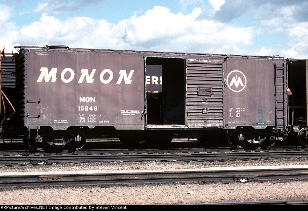 Monon boxcar with roof hatches