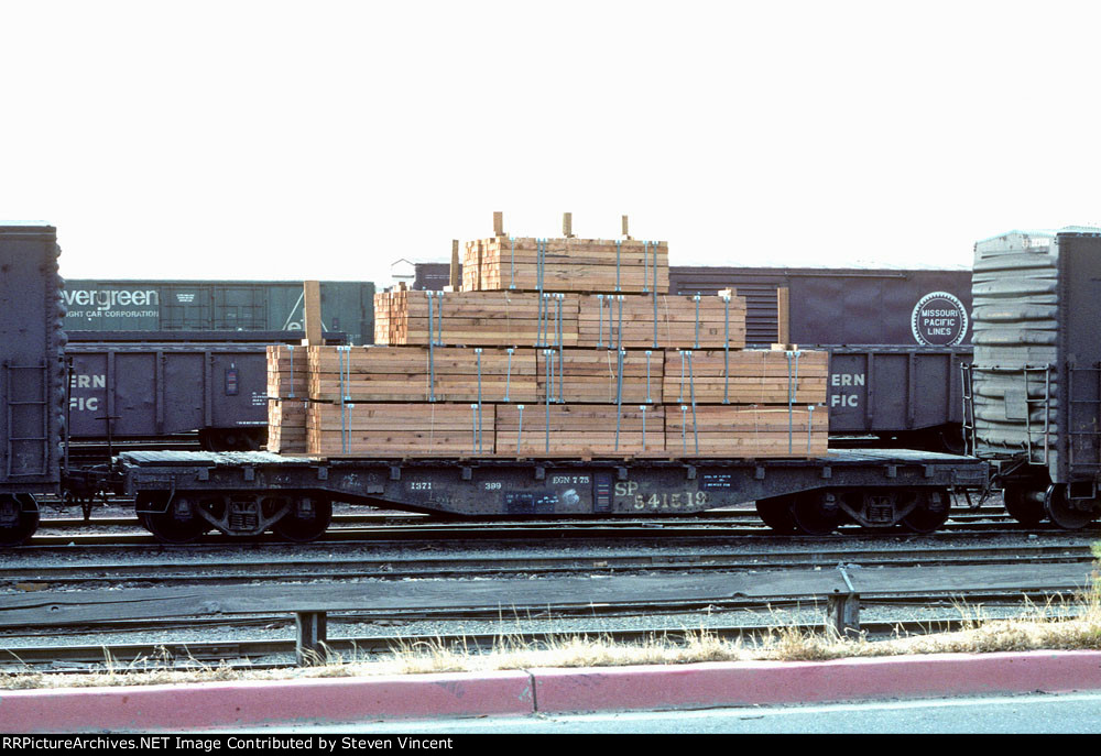 Southern Pacific #541519 40' flat with lumber load