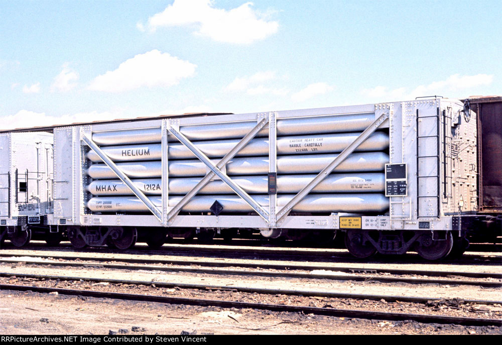 MHAX 'Helium' car #1212A is paired with 1212B for rate purposes.