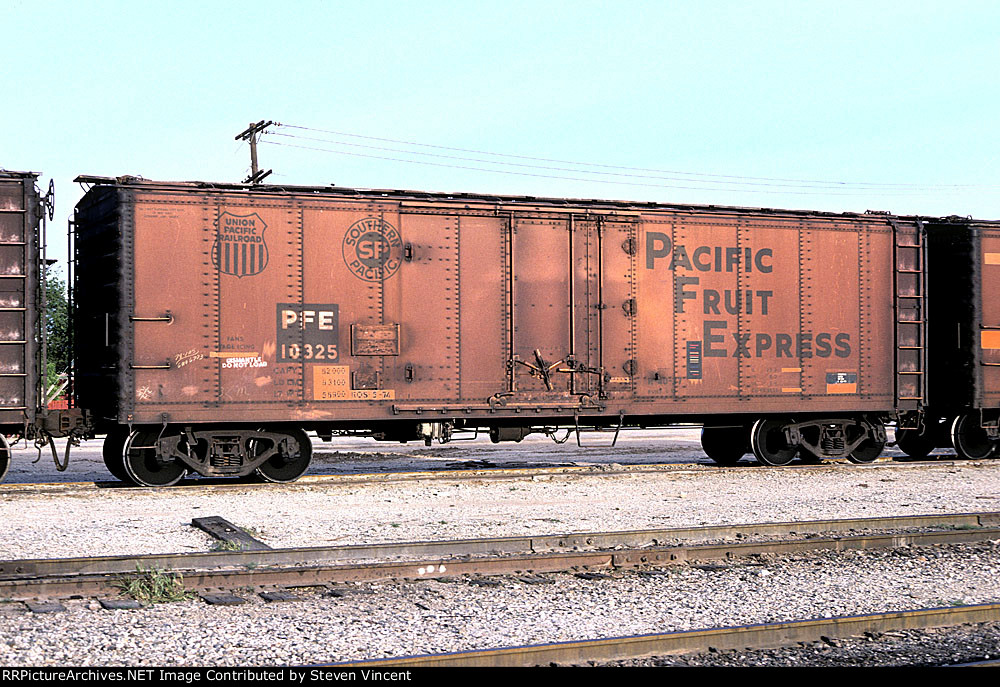 Pacific Fruit Express iced reefer #10325