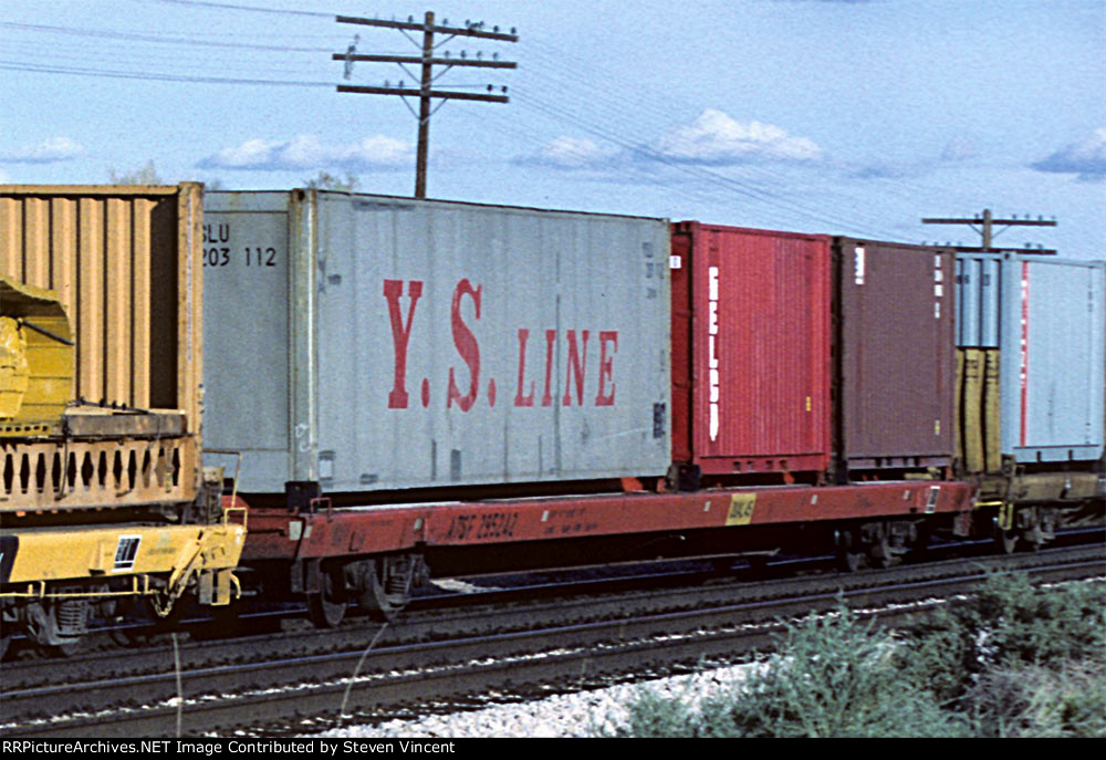 Extreme crop of ATSF FT-91 TOFC/COFC flat #295242.