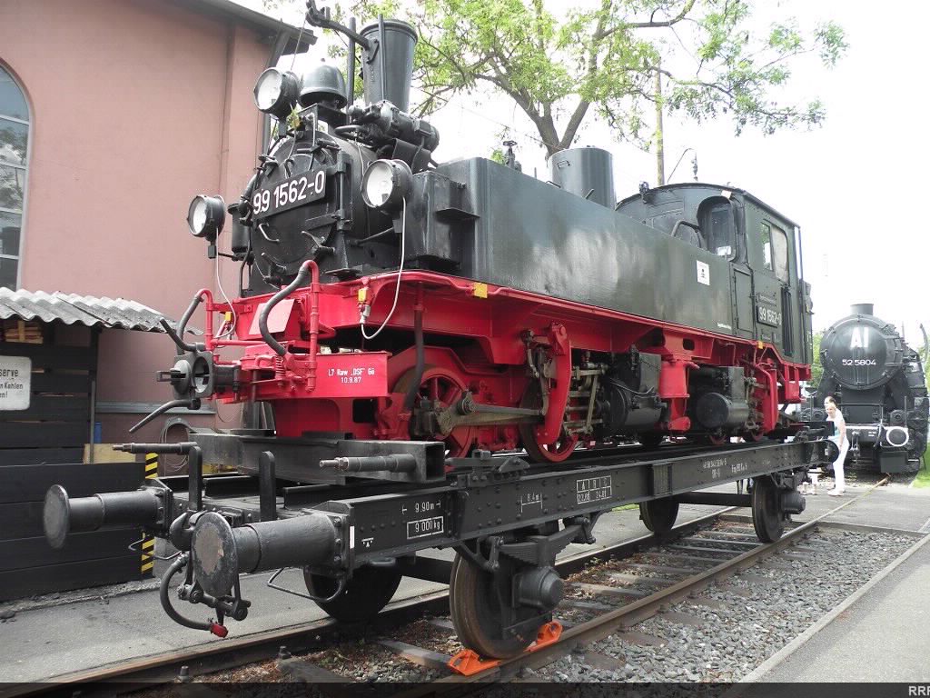 Meter gauge steam engine 99 1562-0 on a flatcar.