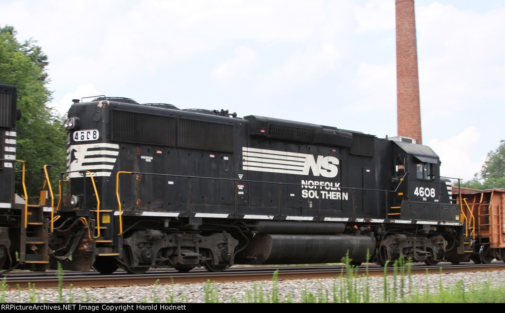 NS 4608 heads south on train 119