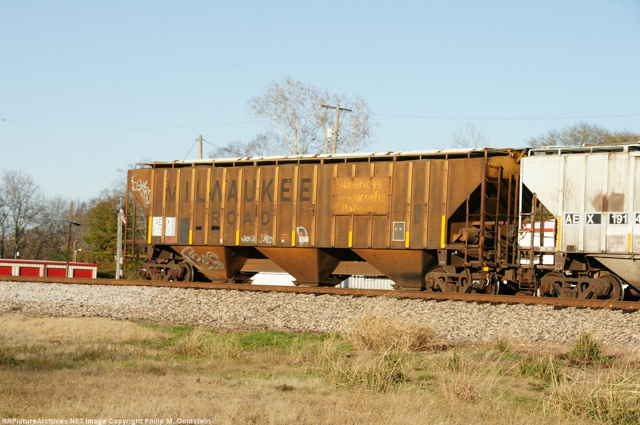 AEX 10036 - Milwaukee Road covered hopper