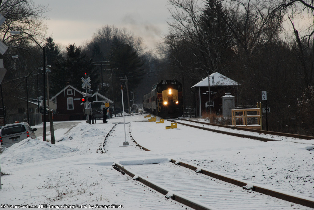 1822 leads a!northbound scenic train back into town.