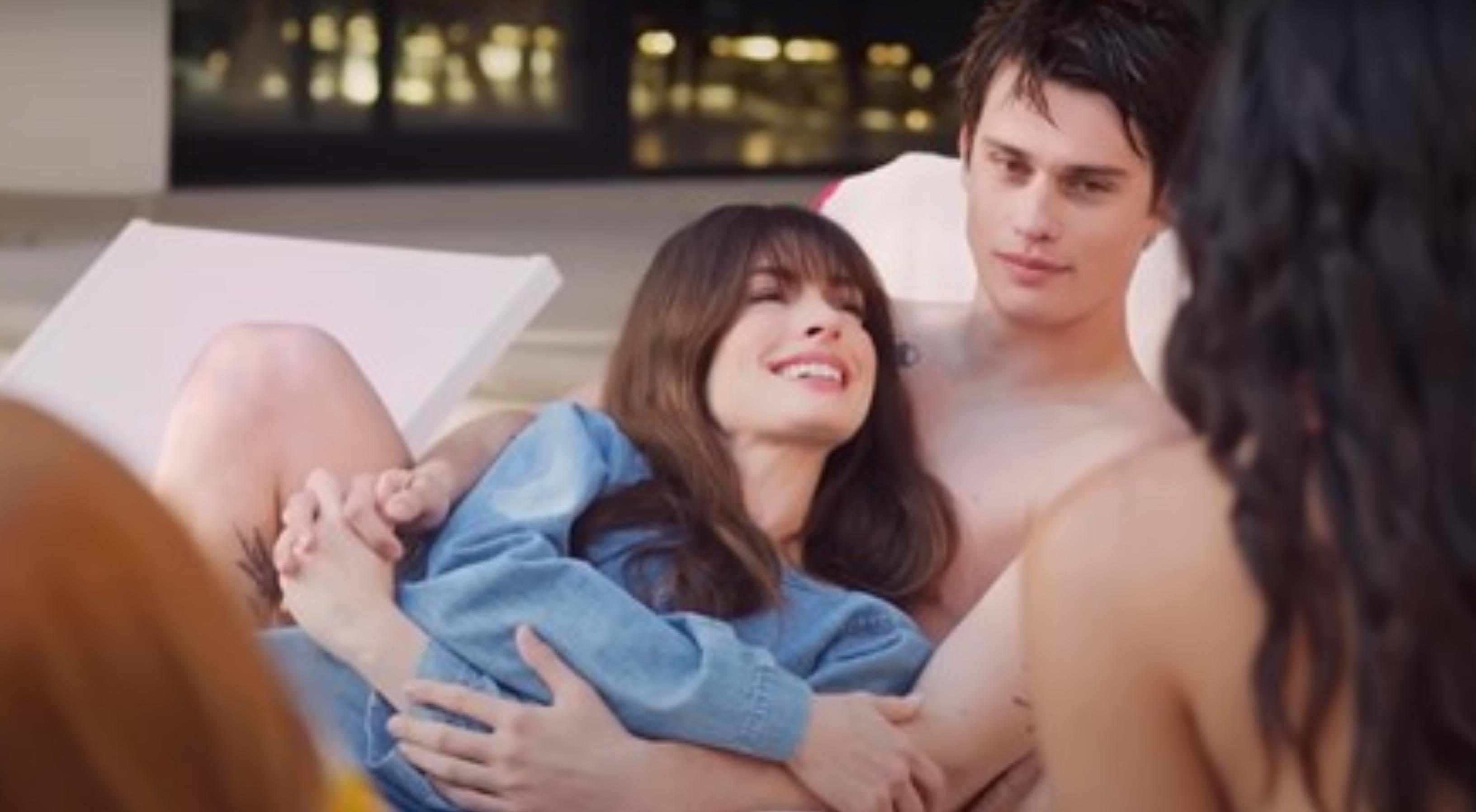 ‘La idea de ti’: los prejuicios de una sociedad que juzga el amor entre una mujer mayor y un ...