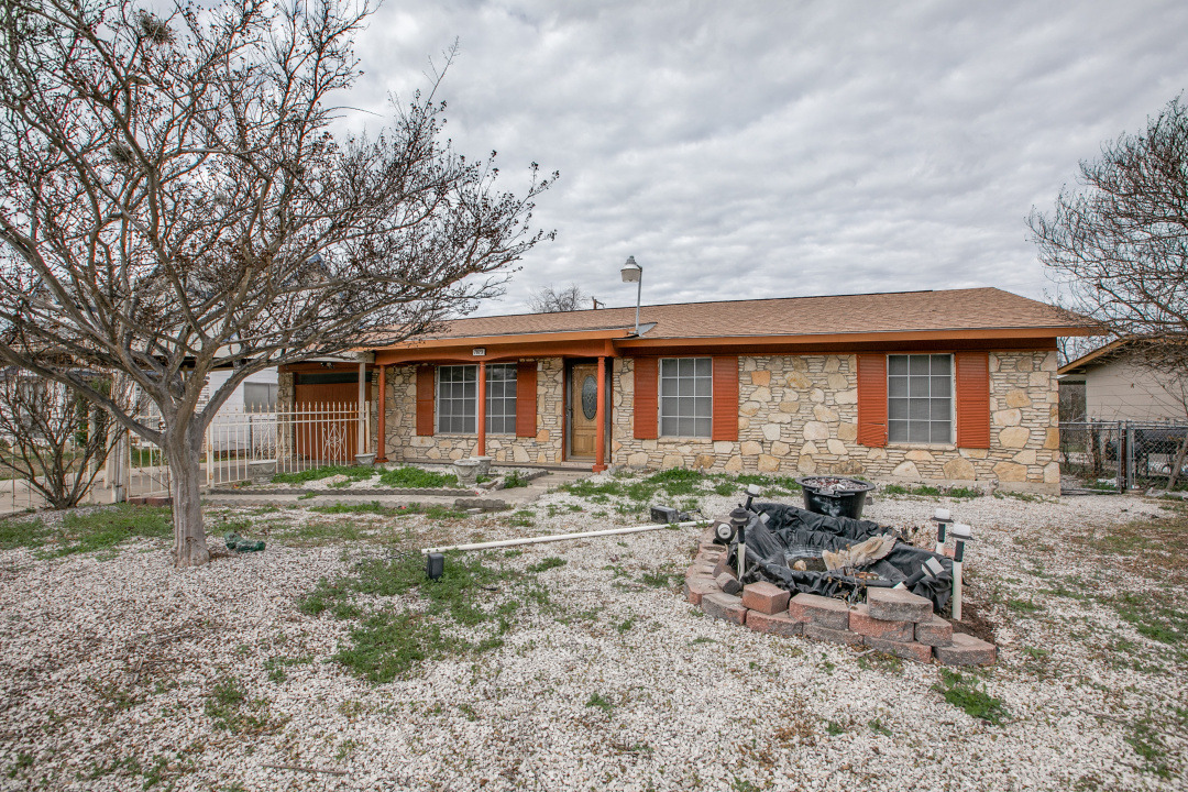 7823 Bronco Ln, San Antonio, TX 78227