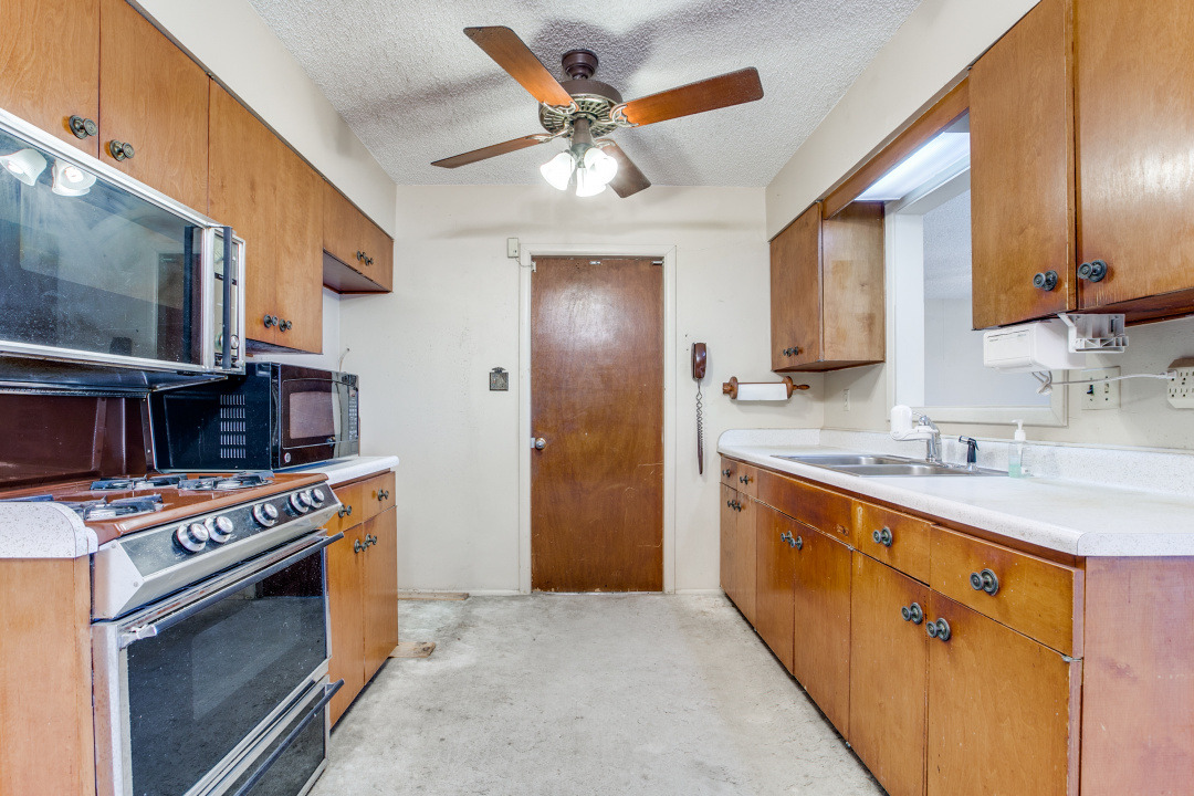 7823 Bronco Ln, San Antonio, TX 78227