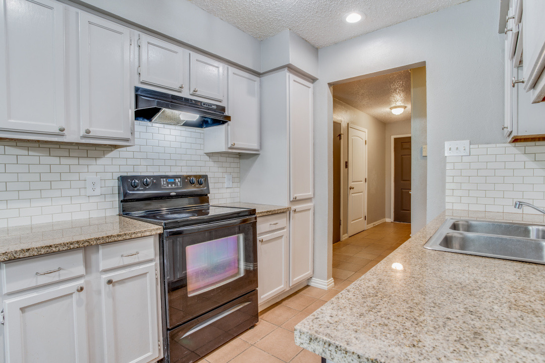 5808 Willow View Dr, Arlington, TX 76017