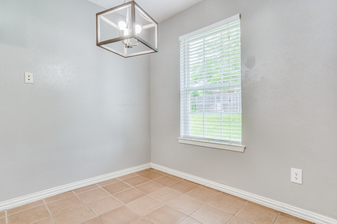 5808 Willow View Dr, Arlington, TX 76017