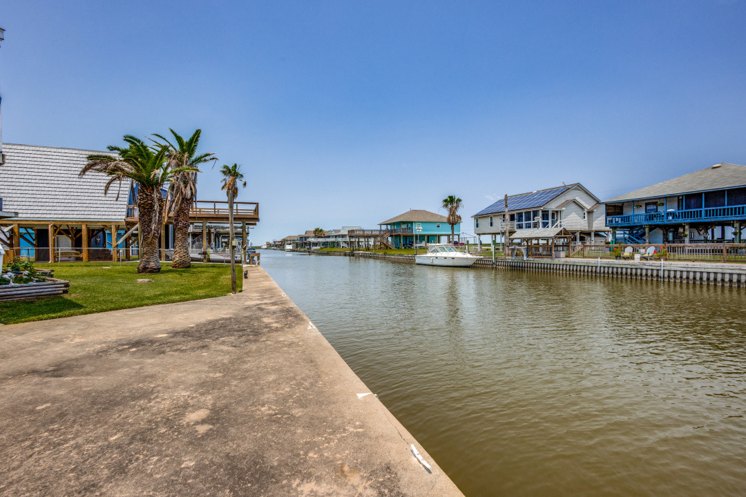 175 Sand Shoals Rd, Freeport, TX 77541