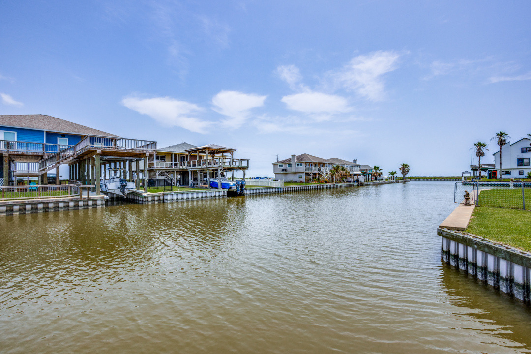 175 Sand Shoals Rd, Freeport, TX 77541