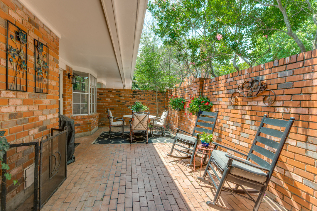 1145 Roaring Springs Rd, Fort Worth, TX 76114