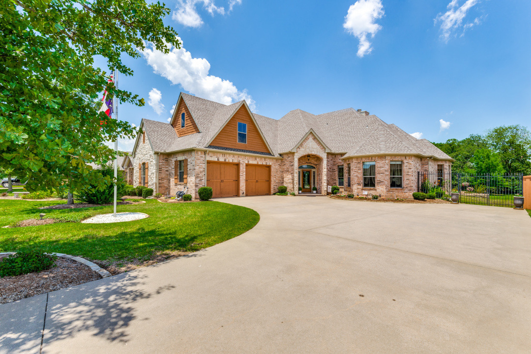 117 Redbud Dr, Aubrey, TX 76227