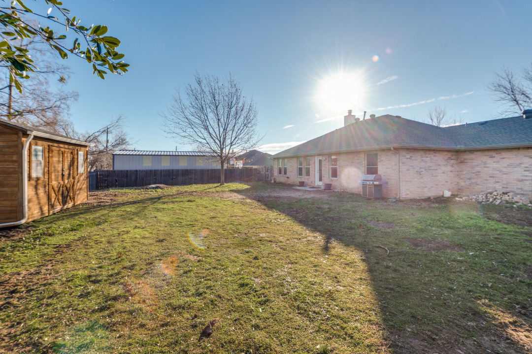 1004 Hillside Dr, Justin, TX 76247