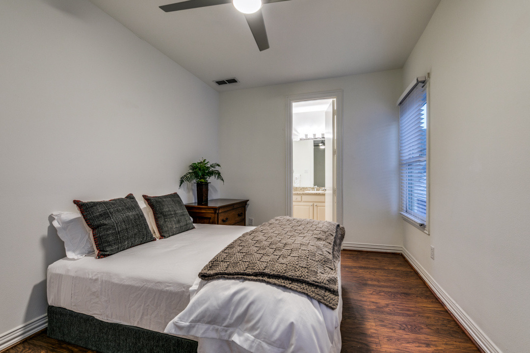 Home Photos Videos & 360° Map & Nearby