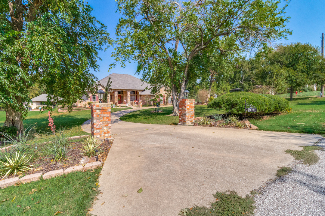 202 Walcott St, Honey Grove, TX 75446