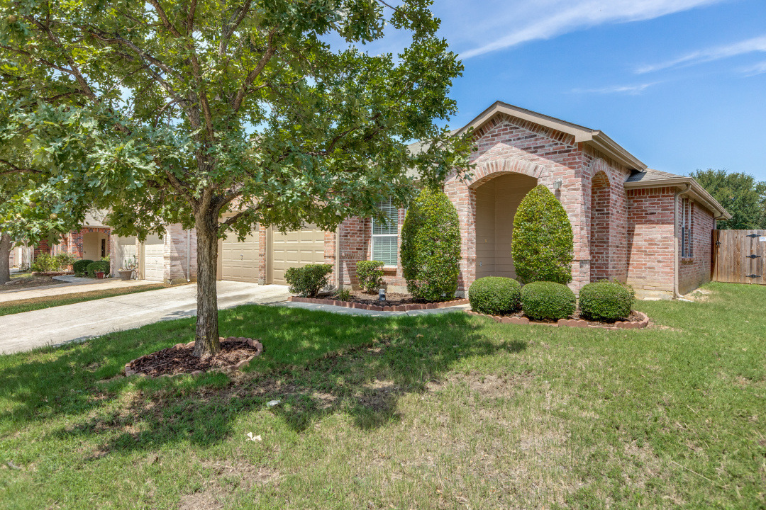 921 Swift Dr, Aubrey, TX 76227