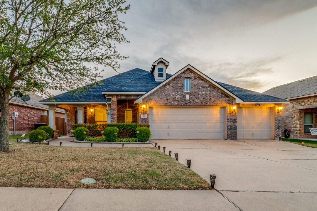1316 Fox Glen Trail, Mansfield, TX 76063