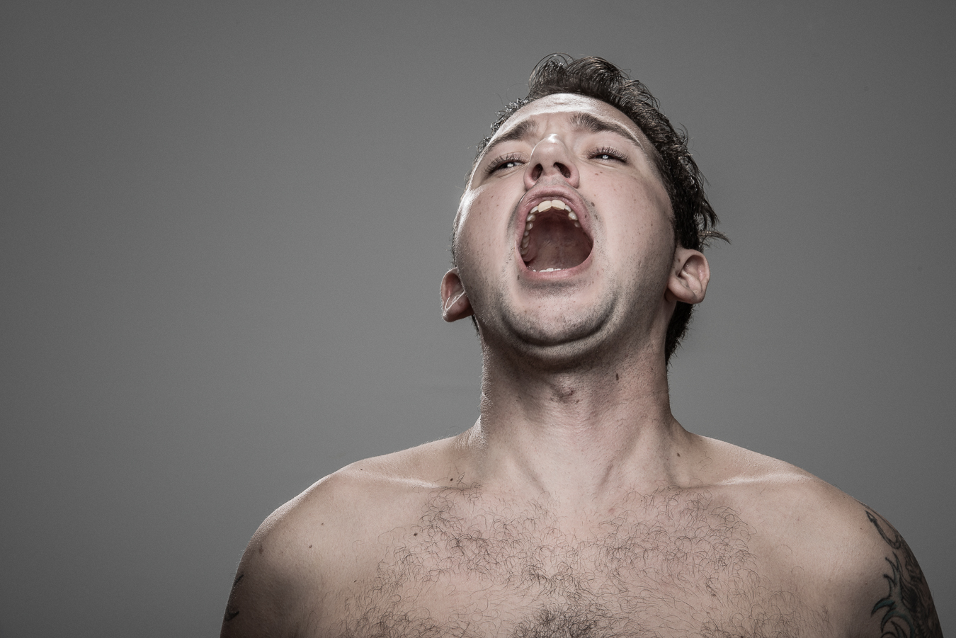 Retratos de pessoas, levando choque de uma arma Taser – Projeto Taser ...