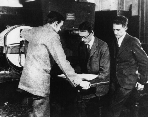 Aportes de los grandes científicos en el conocimiento de la teoría