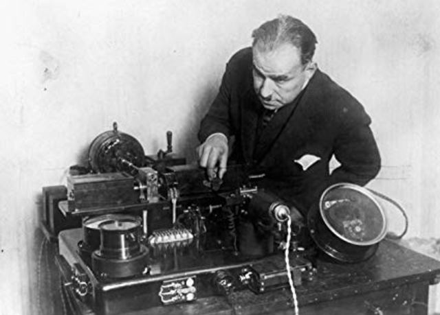 Linea del tiempo de los medios de comunicación y redes sociales ...