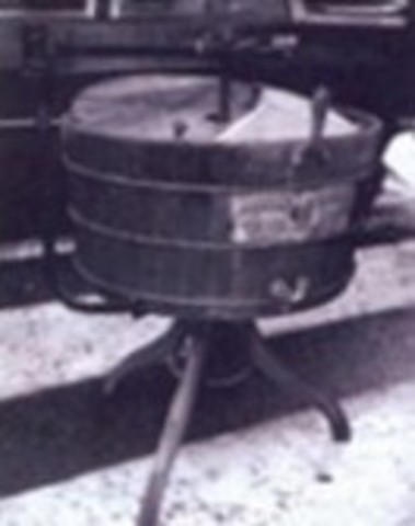 Inventée au XIXe siècle, une lessiveuse ressemble à une grande marmite ...