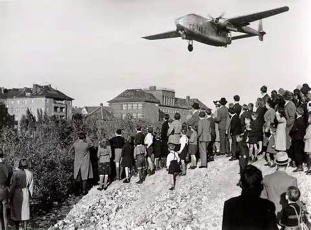 The Cold War 1945-1991 timeline | Timetoast timelines