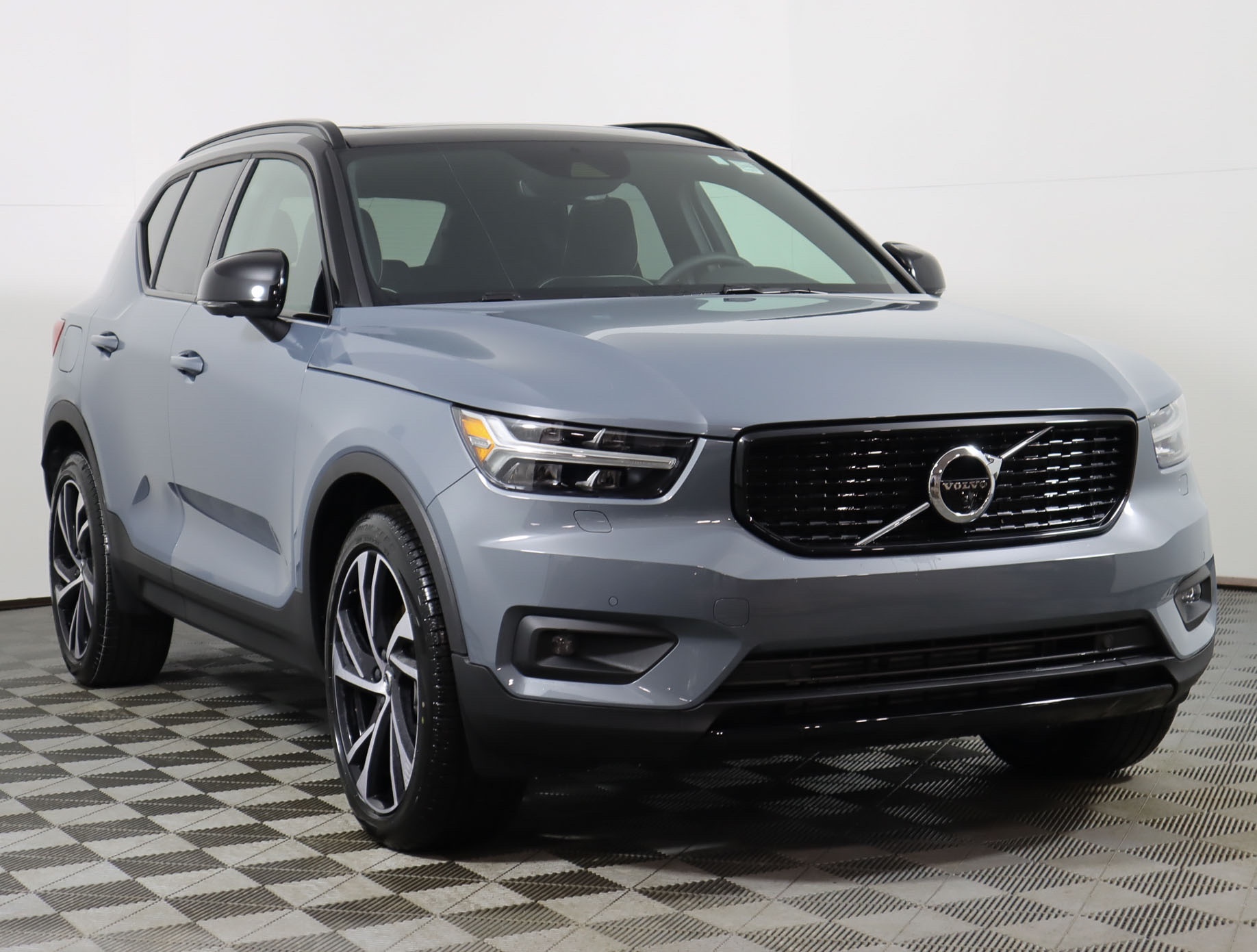 New 2021 Volvo XC40 T5 R-Design Compact Luxury Sport Utility in ...