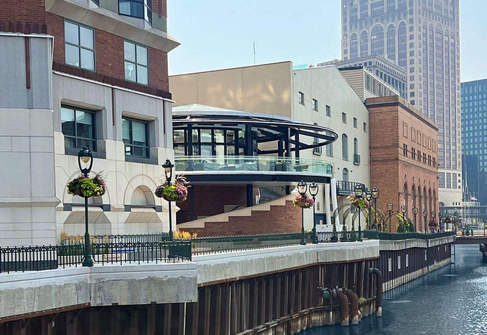 Upper Bar | Milwaukee River | Saint Kate - The Arts Hotel in Milwaukee