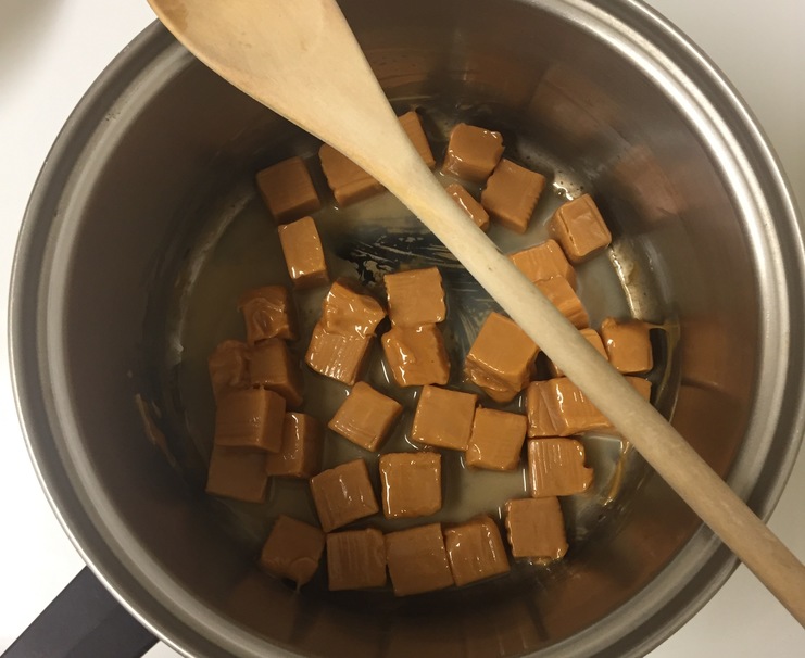 Candy Cane Holiday Caramel Apples College Edition