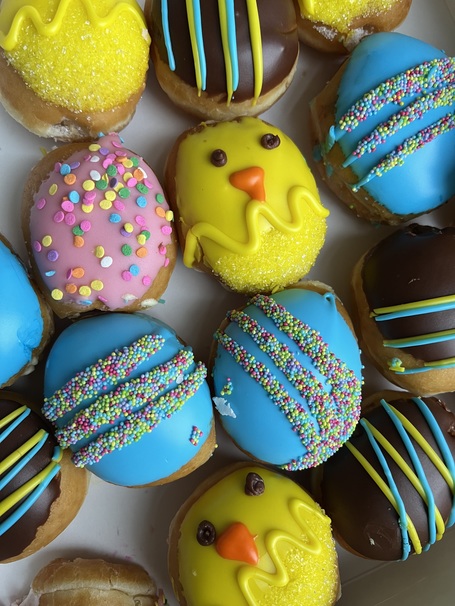 REVIEW: I Tried Krispy Kreme's New Mini Easter Donuts